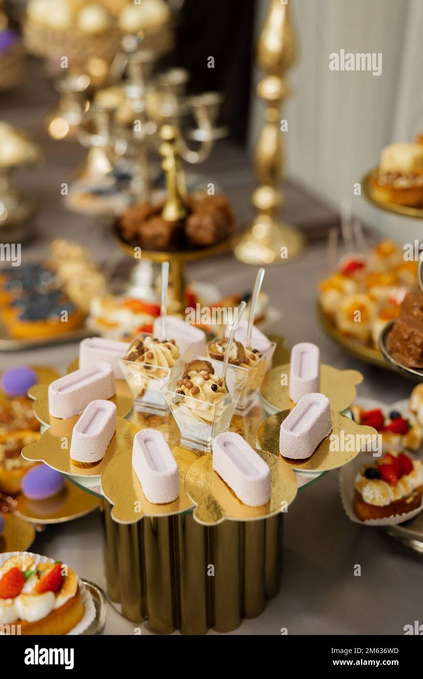 Table avec gâteaux, bonbons, bonbons, buffet. Table de desserts pour ...