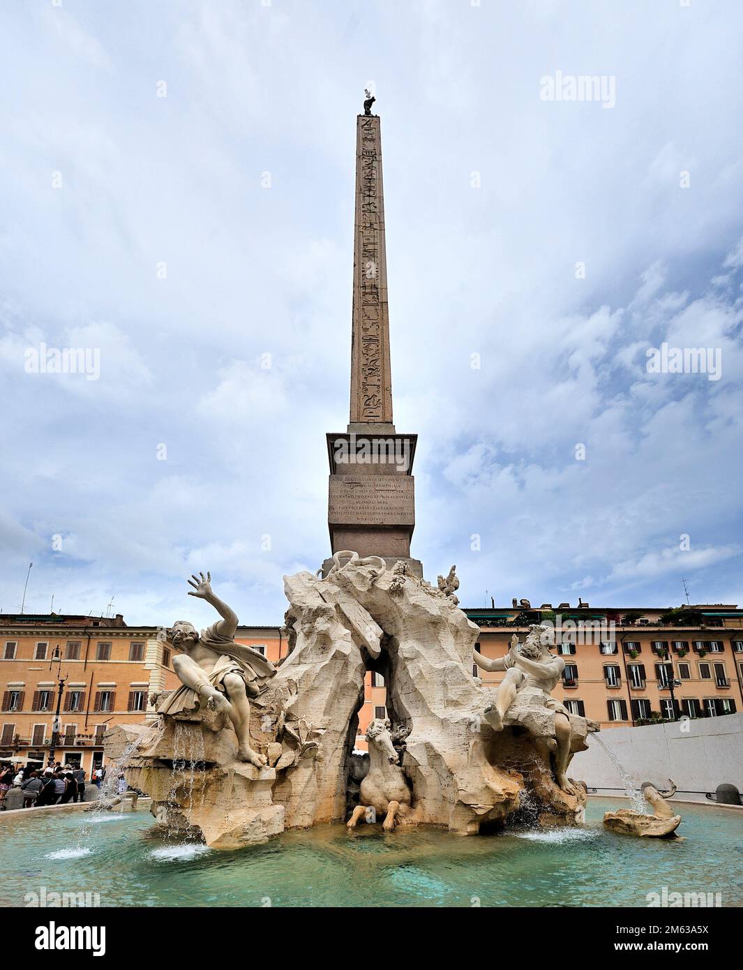 Fontaine des quatre fleuves sur la Piazza Navona à Rome (Italie) est l ...