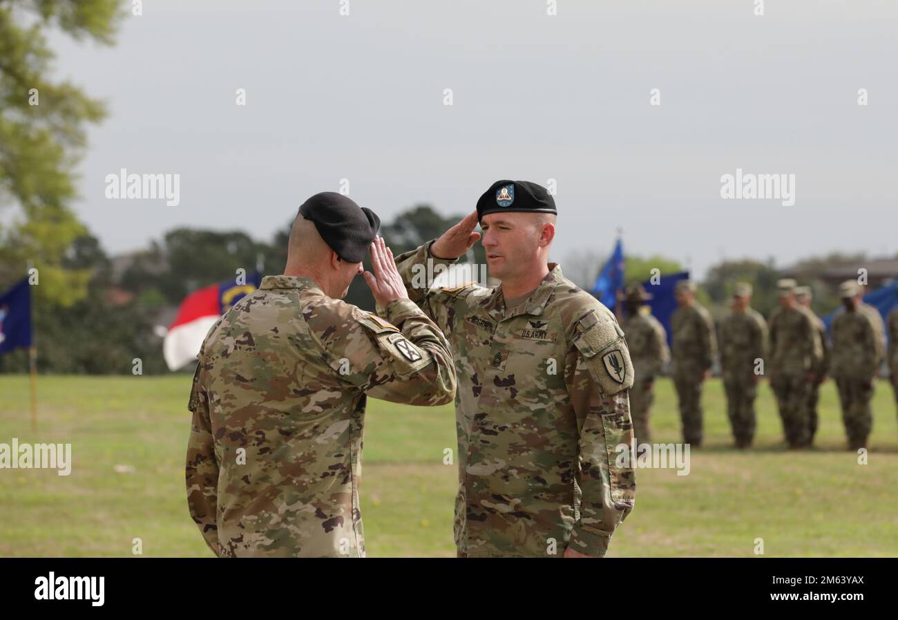 Le sergent de commandement Michael McAvoy, 1st Bataillon, 13th Aviation ...