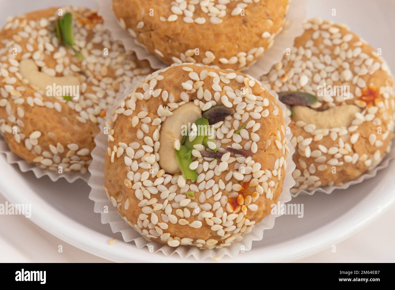 Saison d'hiver spécial Punjabi traditionnel Mithai jusqu'à Tikki ou ...