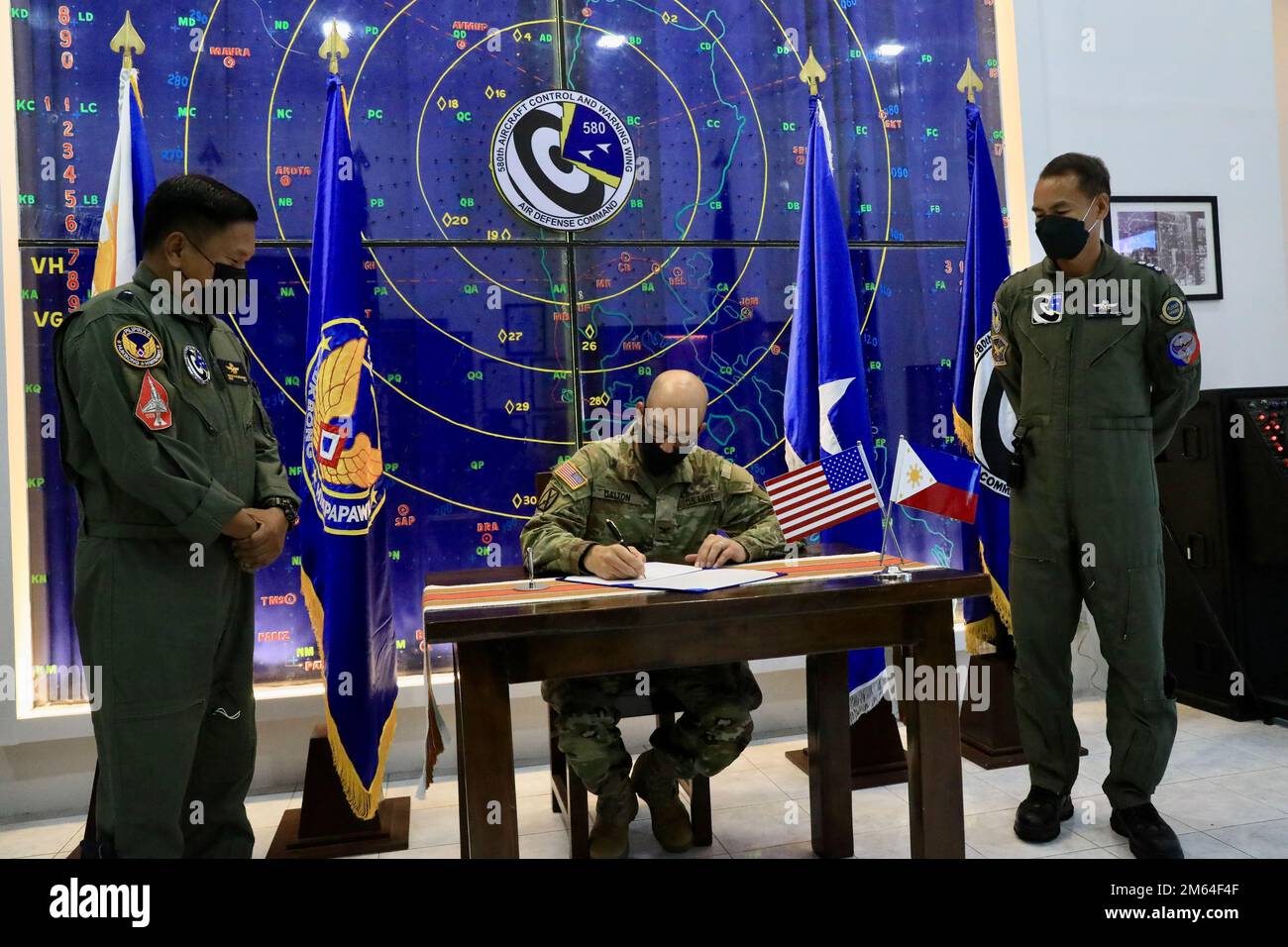 Le colonel Matthew W. Dalton, commandant de la Brigade d'artillerie de ...