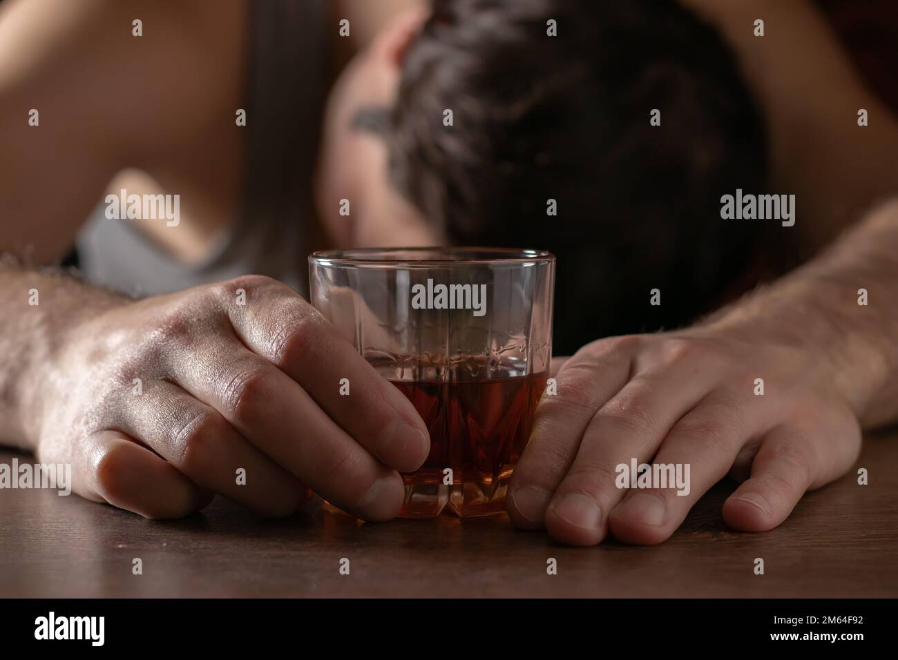 Alcoolisme, dépendance à l'alcool et concept de personnes - homme ...