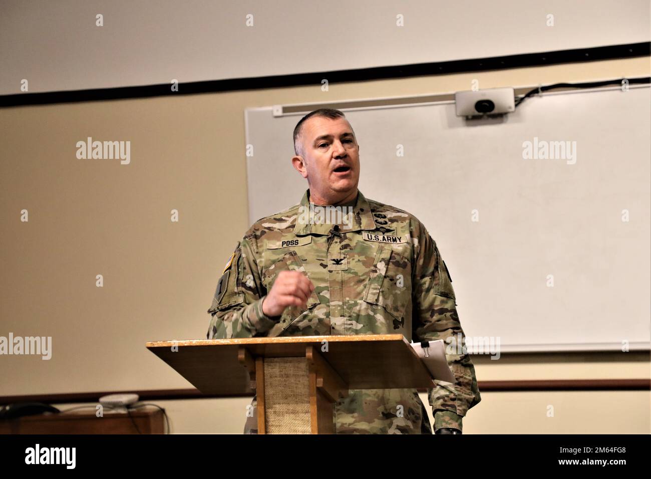 Le commandant de la garnison, le colonel Michael Poss, donne un ...