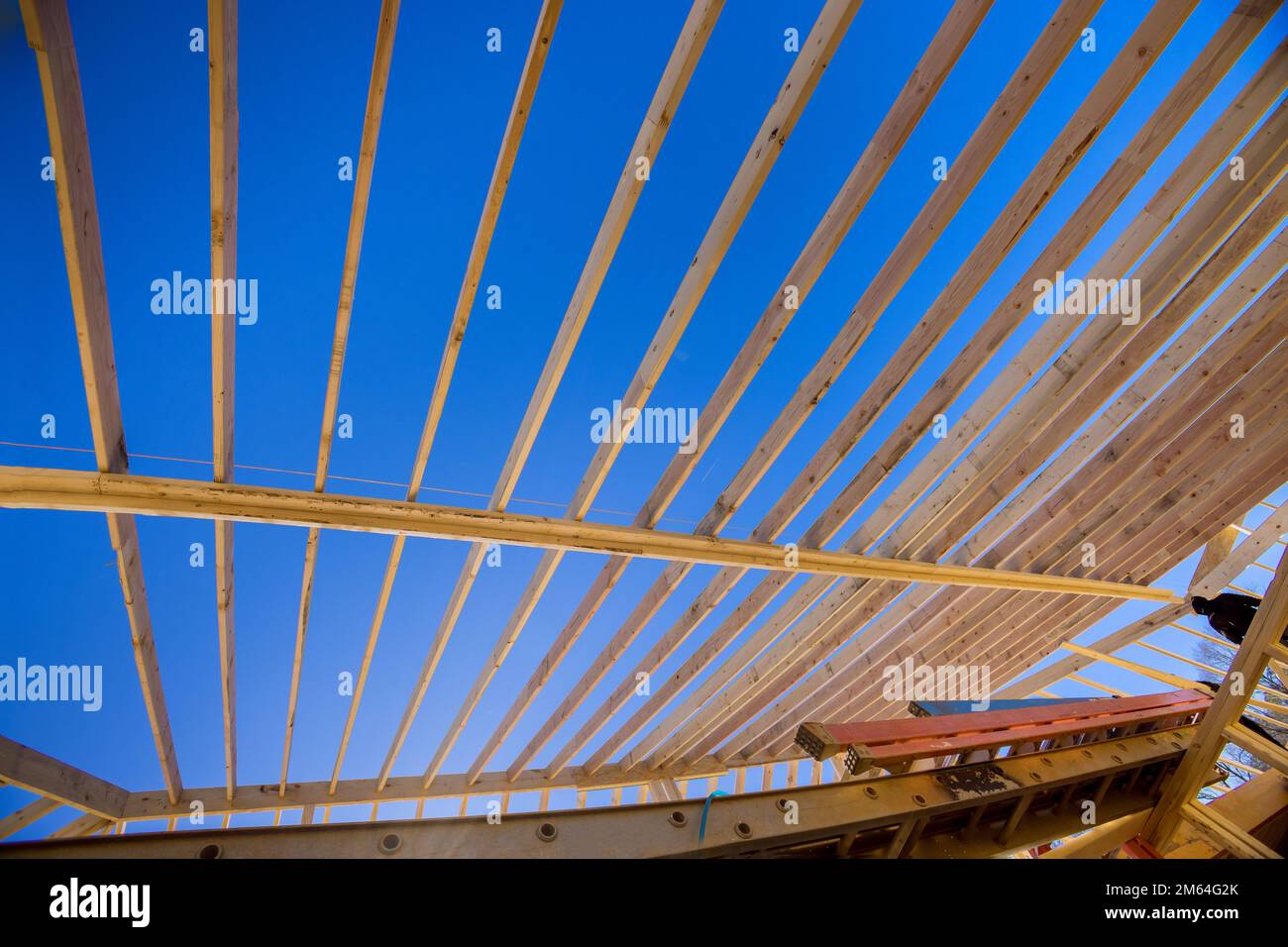 Construction de poutres de toit en bois à partir d'un cadre en ...