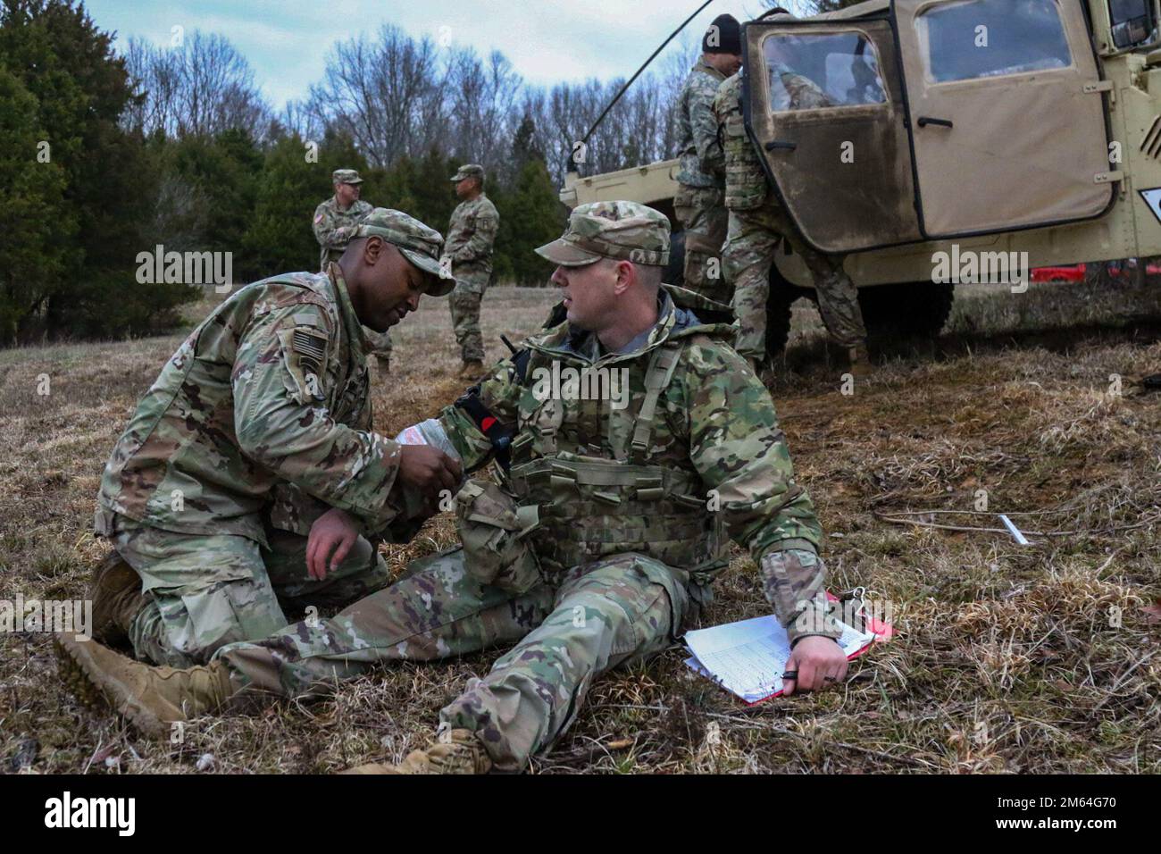 Le sergent d'état-major Daeyvon Jones (à gauche), observateur ...