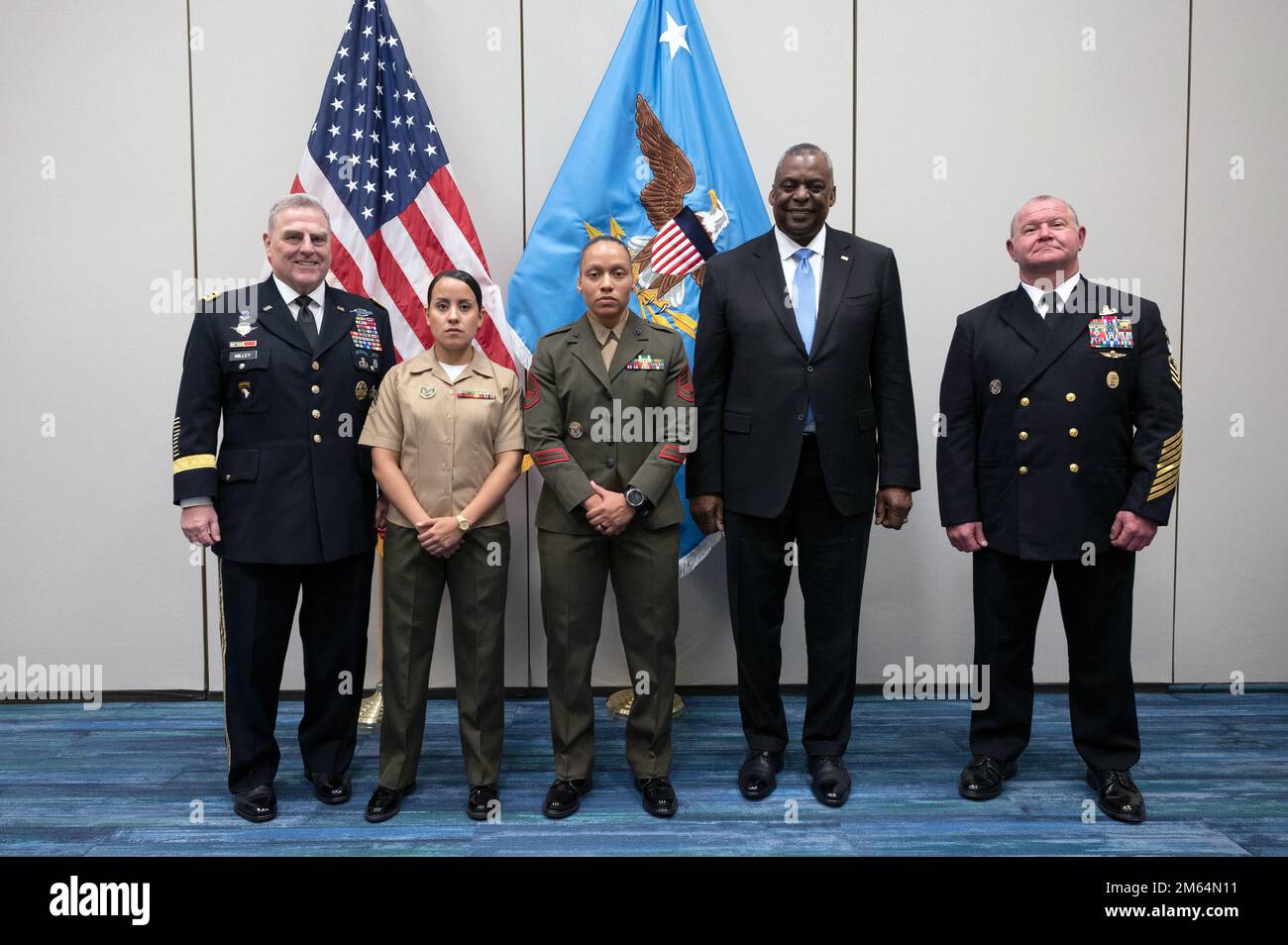 Le secrétaire à la Défense Lloyd J. Austin III reconnaît le Sgt Krystal ...
