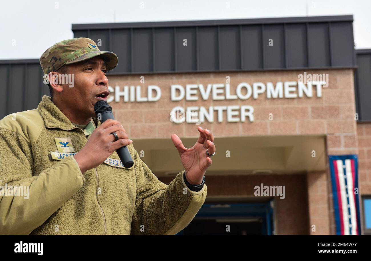 Le colonel Marcus Jackson, commandant de la garnison Buckley, reconnaît ...