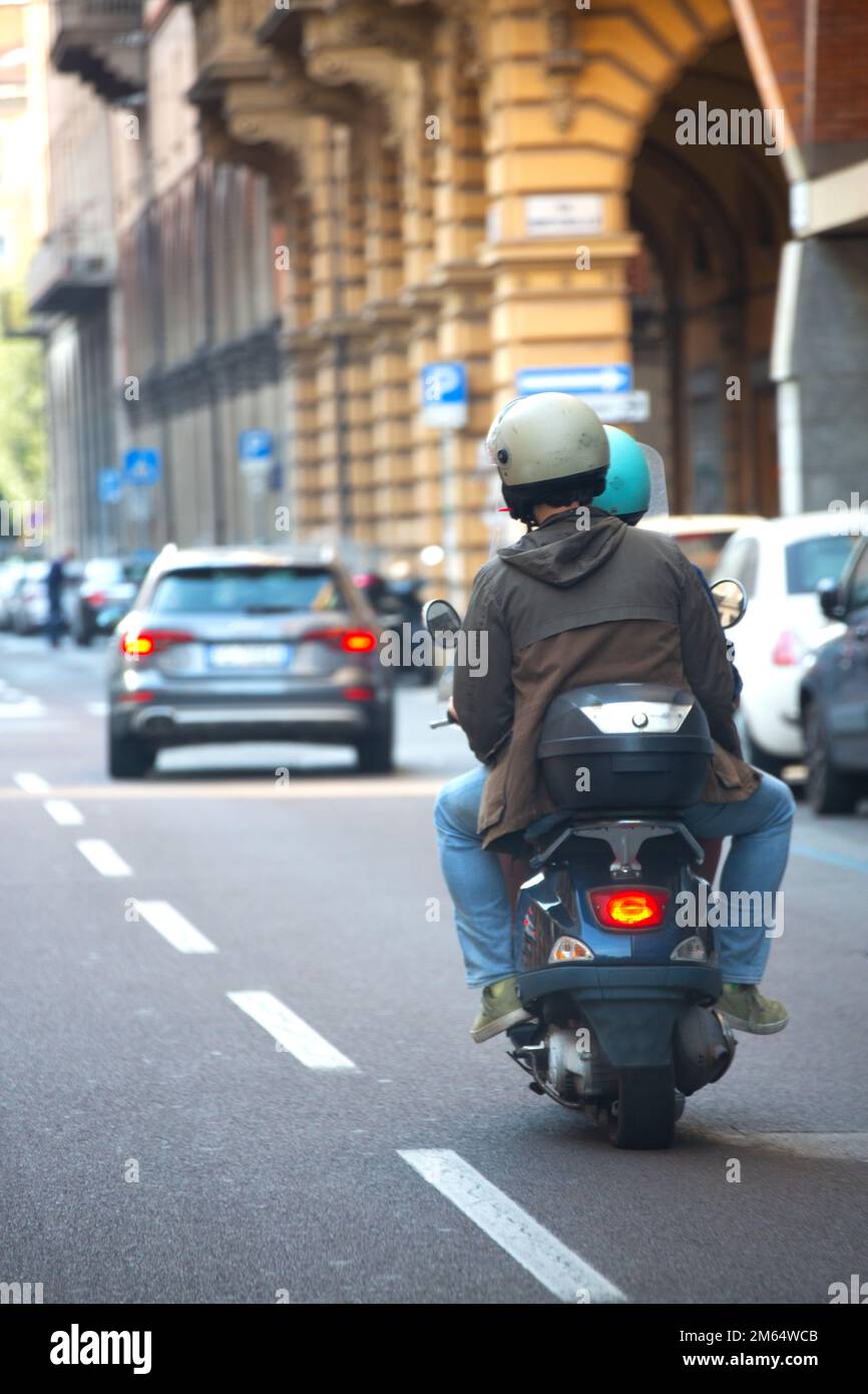Une moto dans la circulation urbaine Banque de photographies et d ...