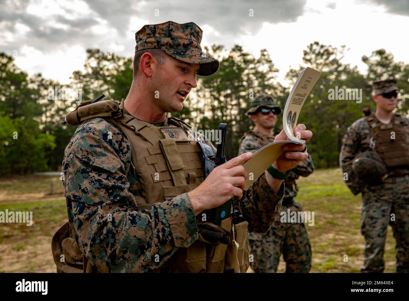 ÉTATS-UNIS Le Sgt. Adam W. Hess, officier de la sécurité des aires de ...