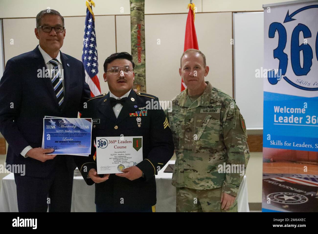 Le général de brigade et le général retraité Salazar présentent au Sgt ...