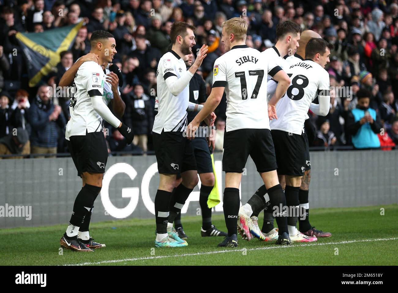 Tom Barkhuizen, du comté de Derby (au centre à gauche), célèbre le ...