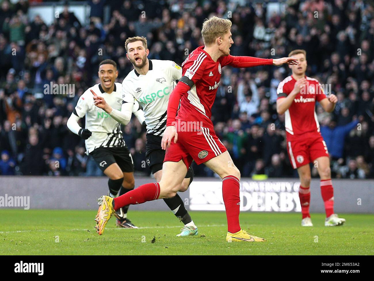 Tom Barkhuizen, du comté de Derby (deuxième à gauche), célèbre le ...