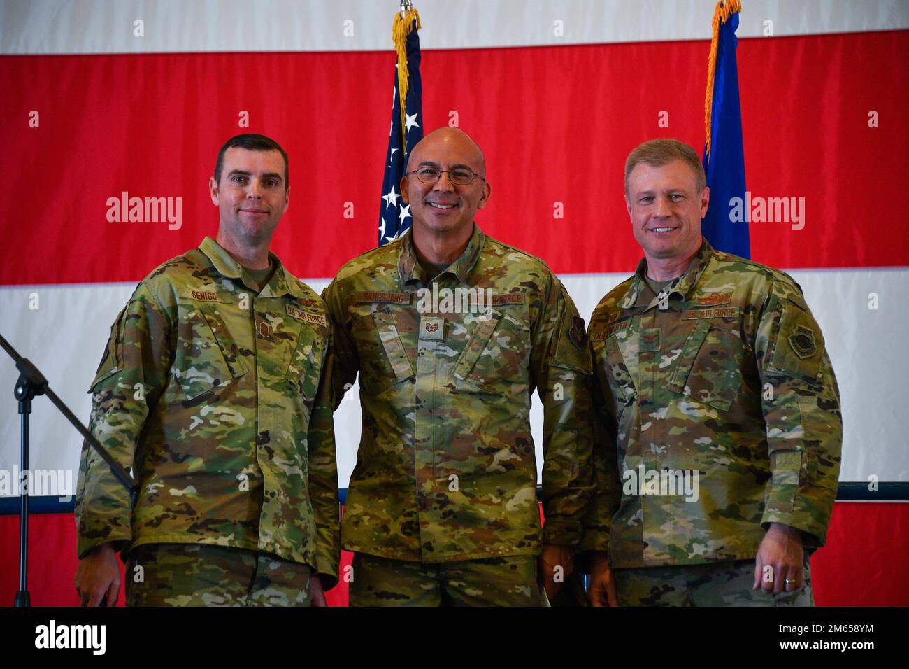 301st membres de l'escadre de chasse posent pour une photo à la base de ...