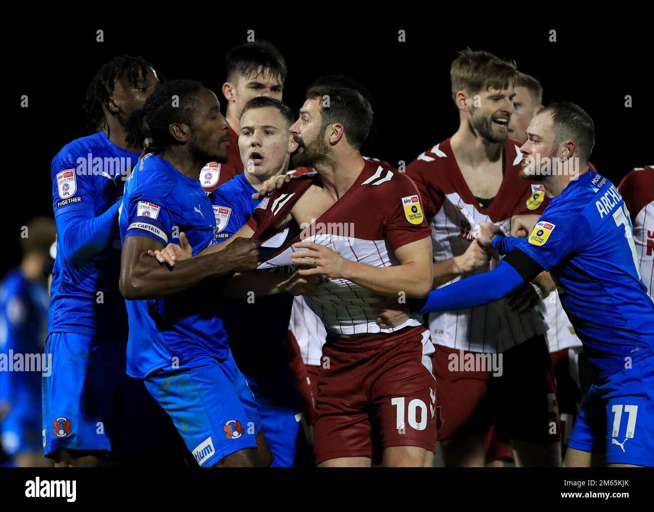 Omar Beckles de Leyton Orient (au centre à gauche) est aux prises avec ...
