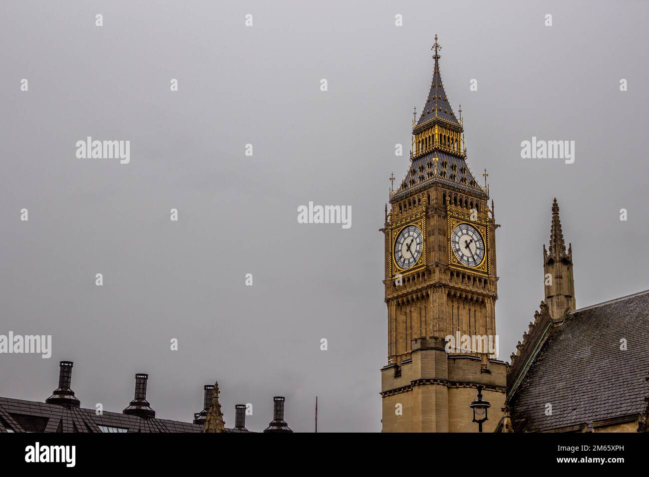 La cloche de la tour a appelé Big Ben lors d'un jour de pluie à Londres ...
