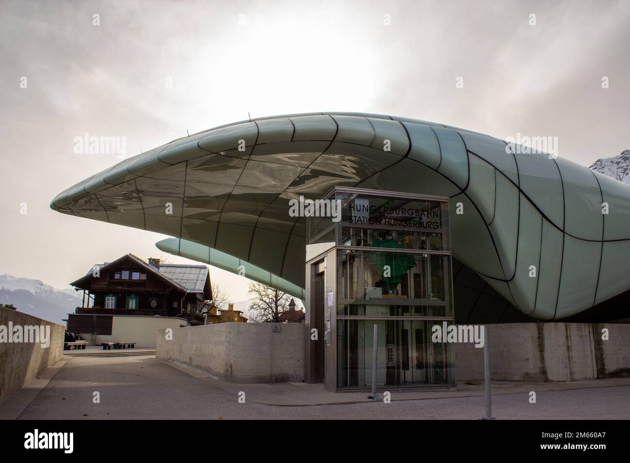 Gare de Hungerburg, funiculaire et téléphérique pour la chaîne de ...