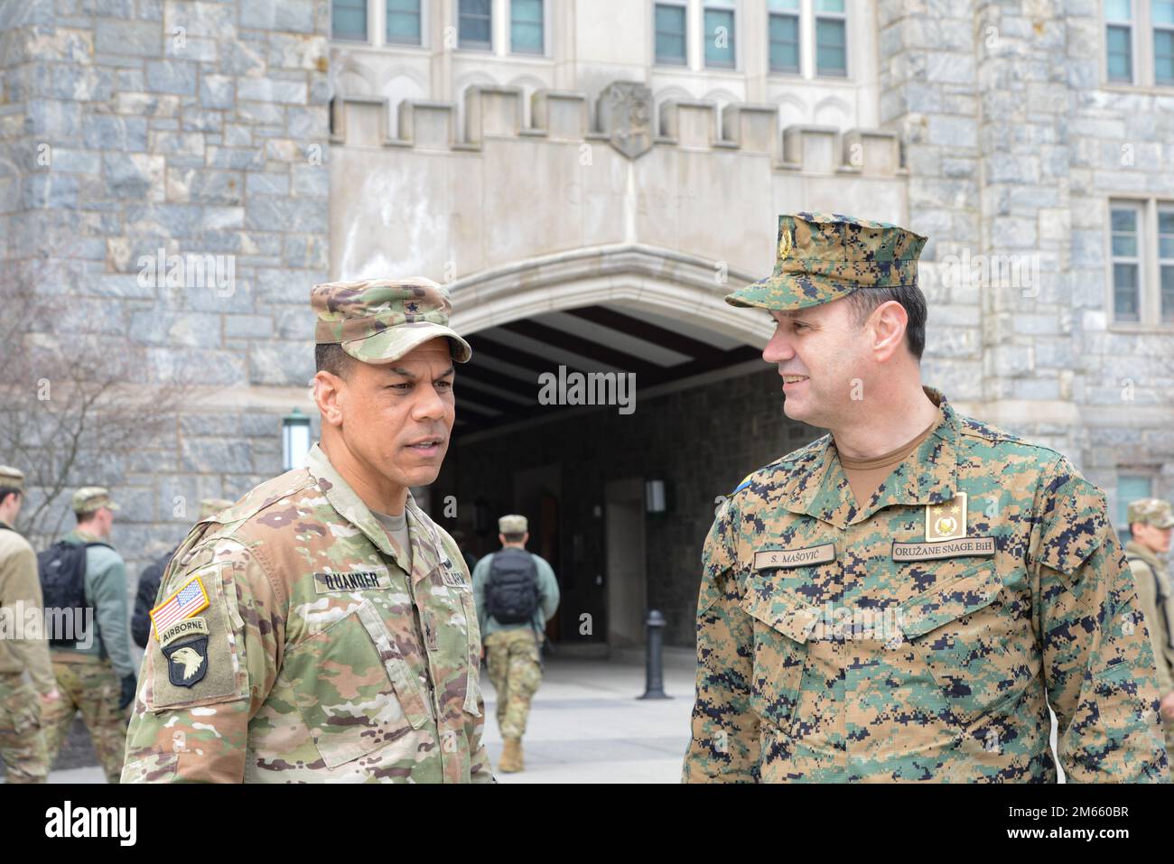 ÉTATS-UNIS Armée Brig. Le général Mark C. Quander (à gauche ...