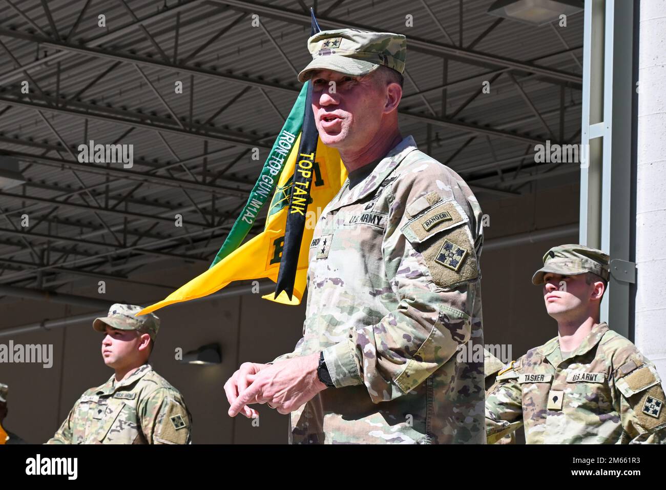 Le général de division David Hodne, commandant général de la Division d ...