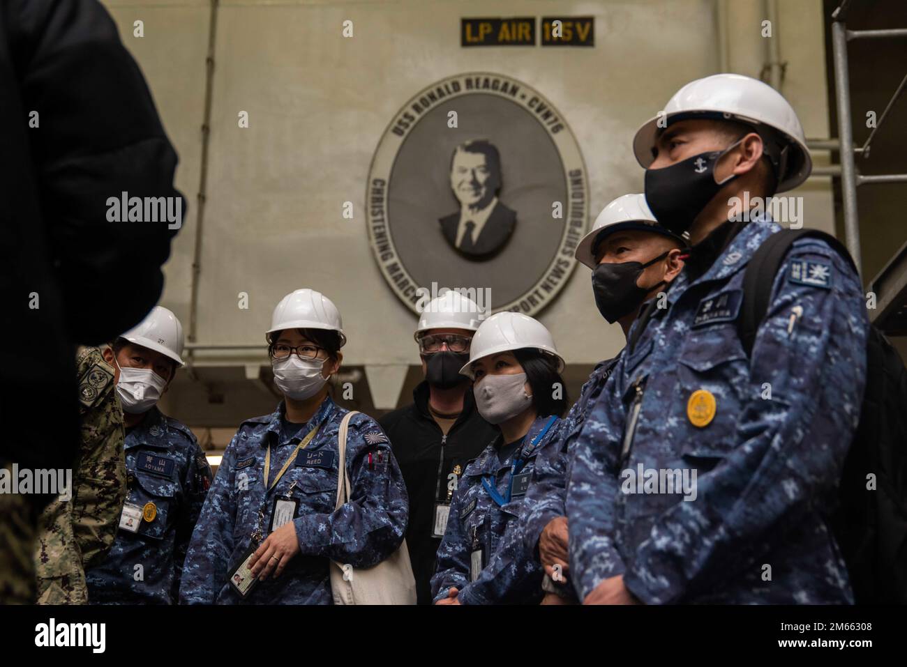 220405-N-LI114-1010 YOKOSUKA, Japon (5 avril 2022) les marins de l ...