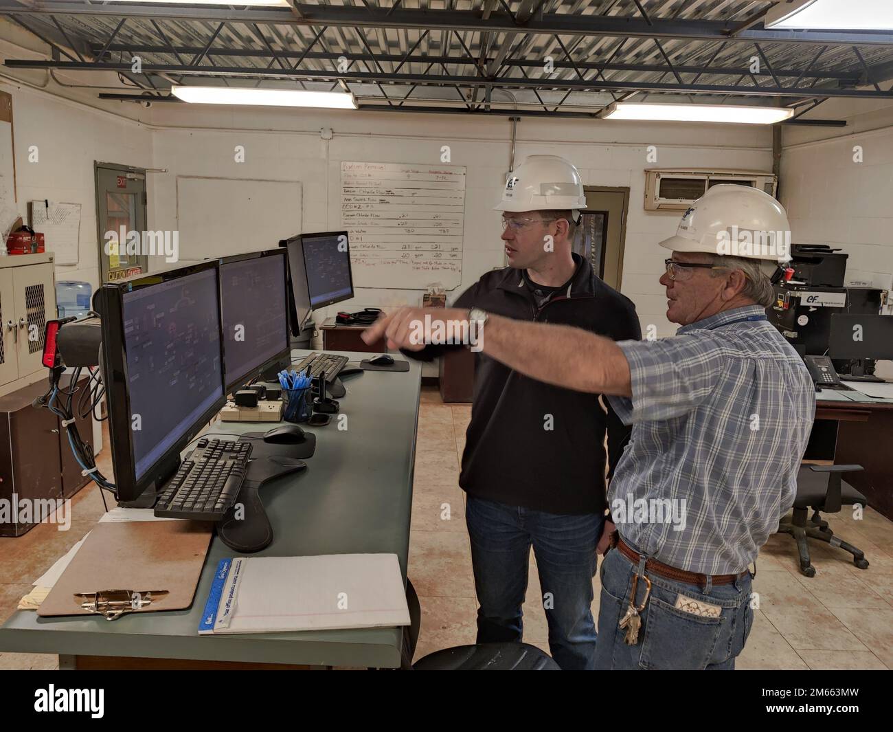 Le Maj Mark S. Quin (à gauche) et un membre du personnel de White Mesa ...