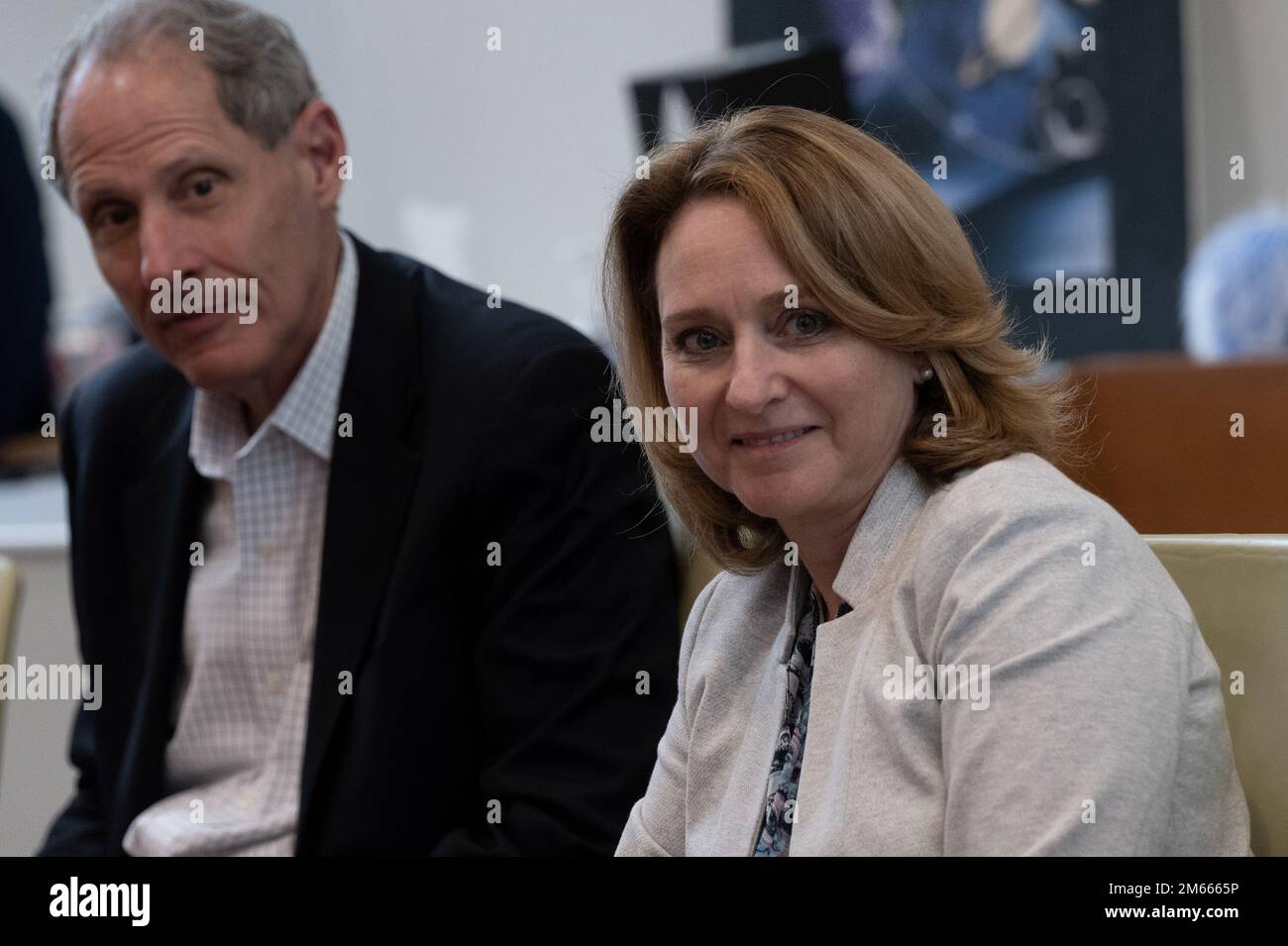 Le secrétaire adjoint à la Défense, Mme Kathleen H. Hicks, et M. Thomas ...