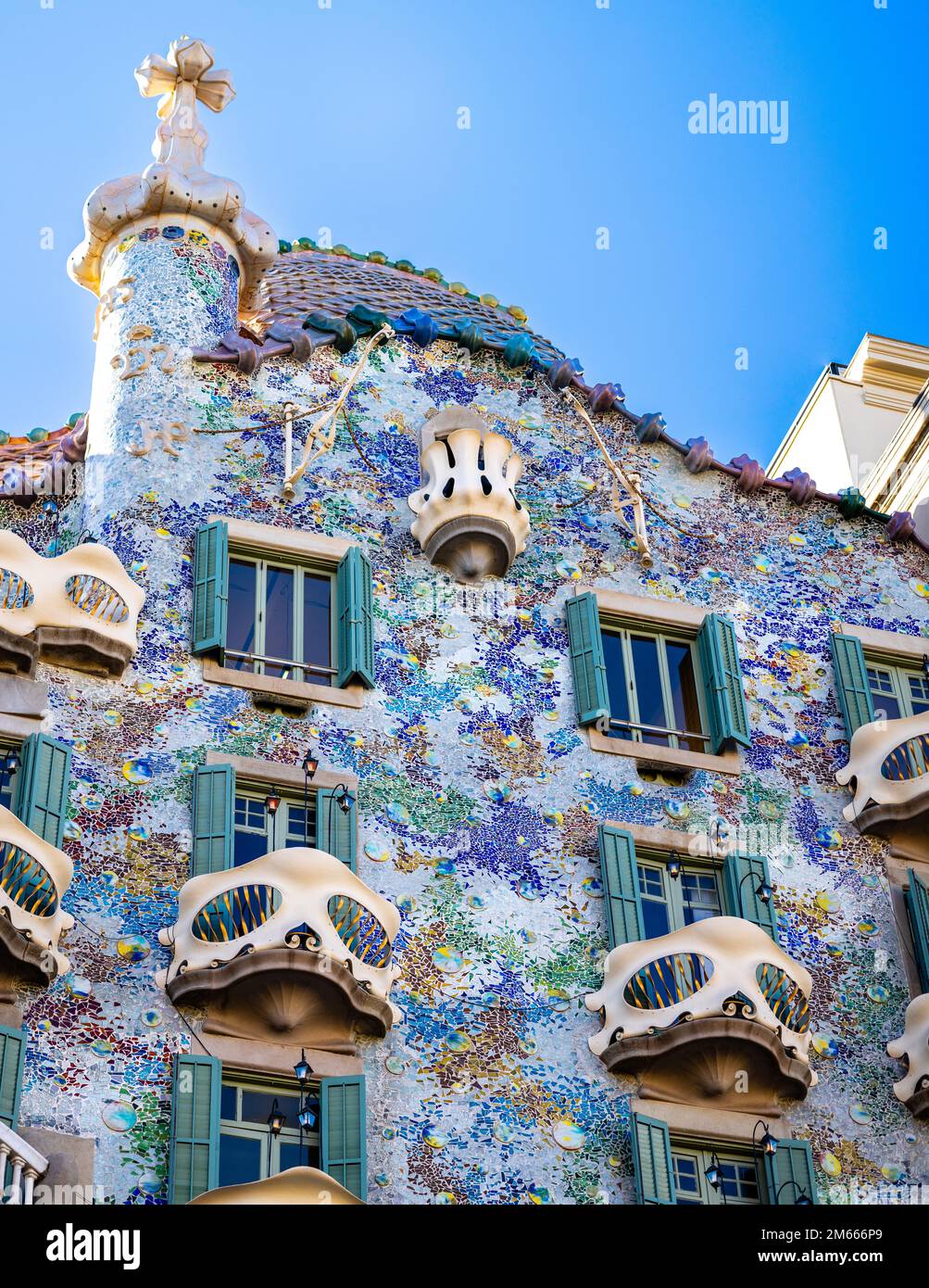 Façade extérieure de la Casa Batlló par Antoni Gaudí i Cornet pendant l ...
