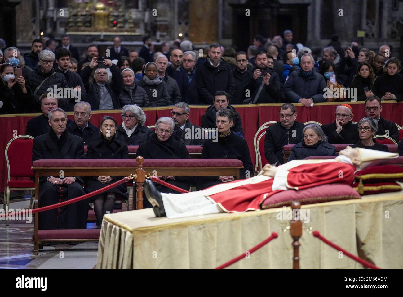 Vatican, Vatican. 02nd janvier 2023. L'archevêque Georg Gänswein prie ...