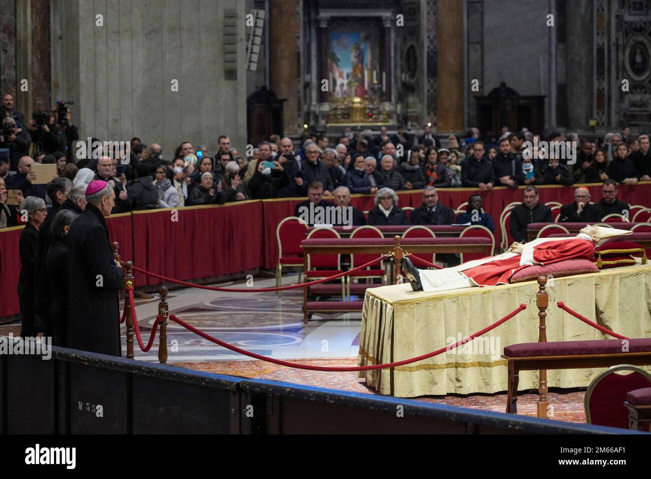 Vatican, Vatican. 02nd janvier 2023. L'archevêque Georg Gänswein prie ...