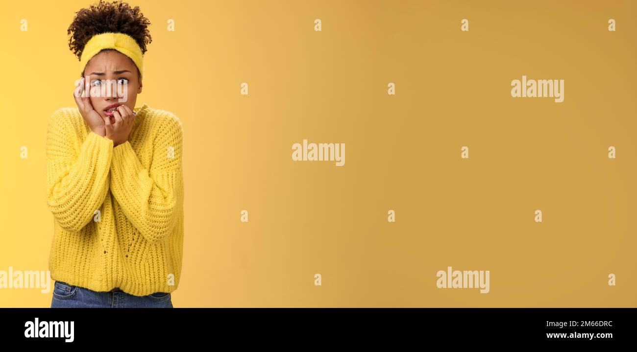 Peur inquiet nerveux jeune afro-américaine employée inquiet anxieux ...