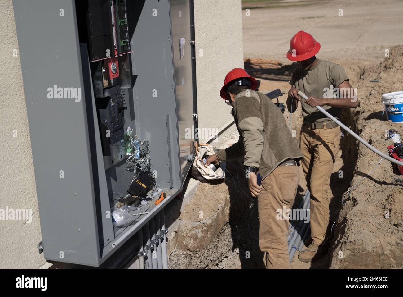 ÉTATS-UNIS Aviateurs de la Force aérienne 1st classe Rey Quenel et ...