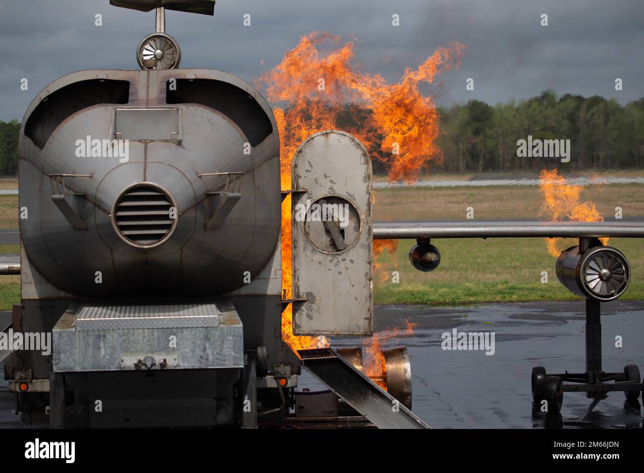 Mobile aircraft fire training device Banque de photographies et d ...