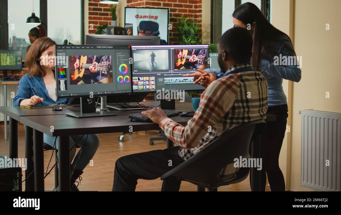 Équipe de créateurs de contenus artistiques montage de films sur des logiciels, idées de ...