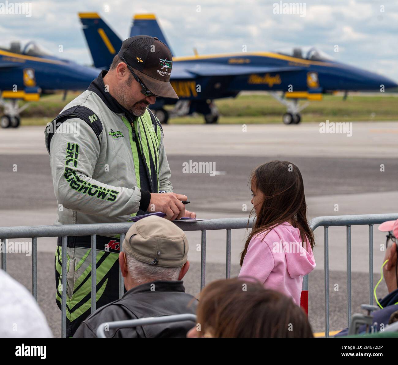 Stephen Covington, pilote des Pitts S25, signe des autographes avec des ...