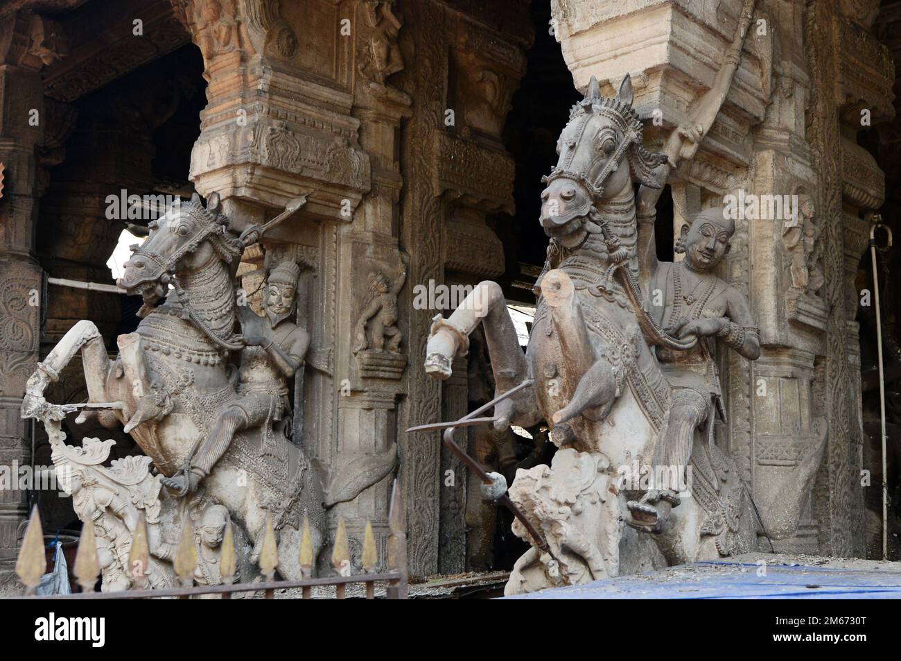 Sculptures dans le mandapa aux 1000 piliers Banque de photographies et ...