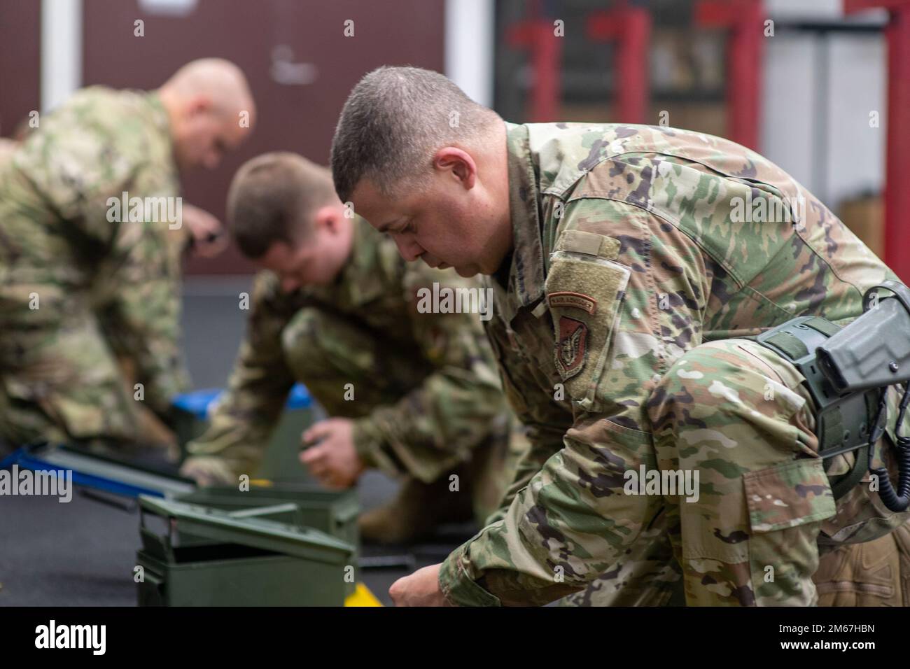 Le colonel Patrick Lausey, avant, commandant du groupe de soutien de ...