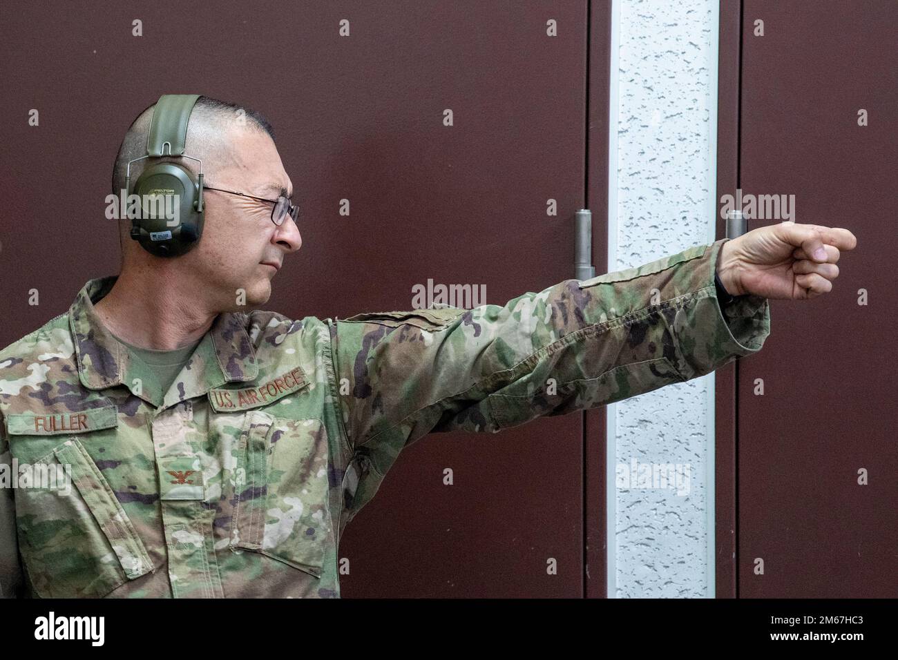 Le colonel Christopher Fuller, 5th Air Force, visualise la distance ...