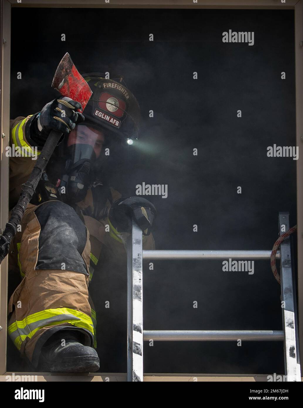 Structural firefighter training Banque de photographies et d’images à ...