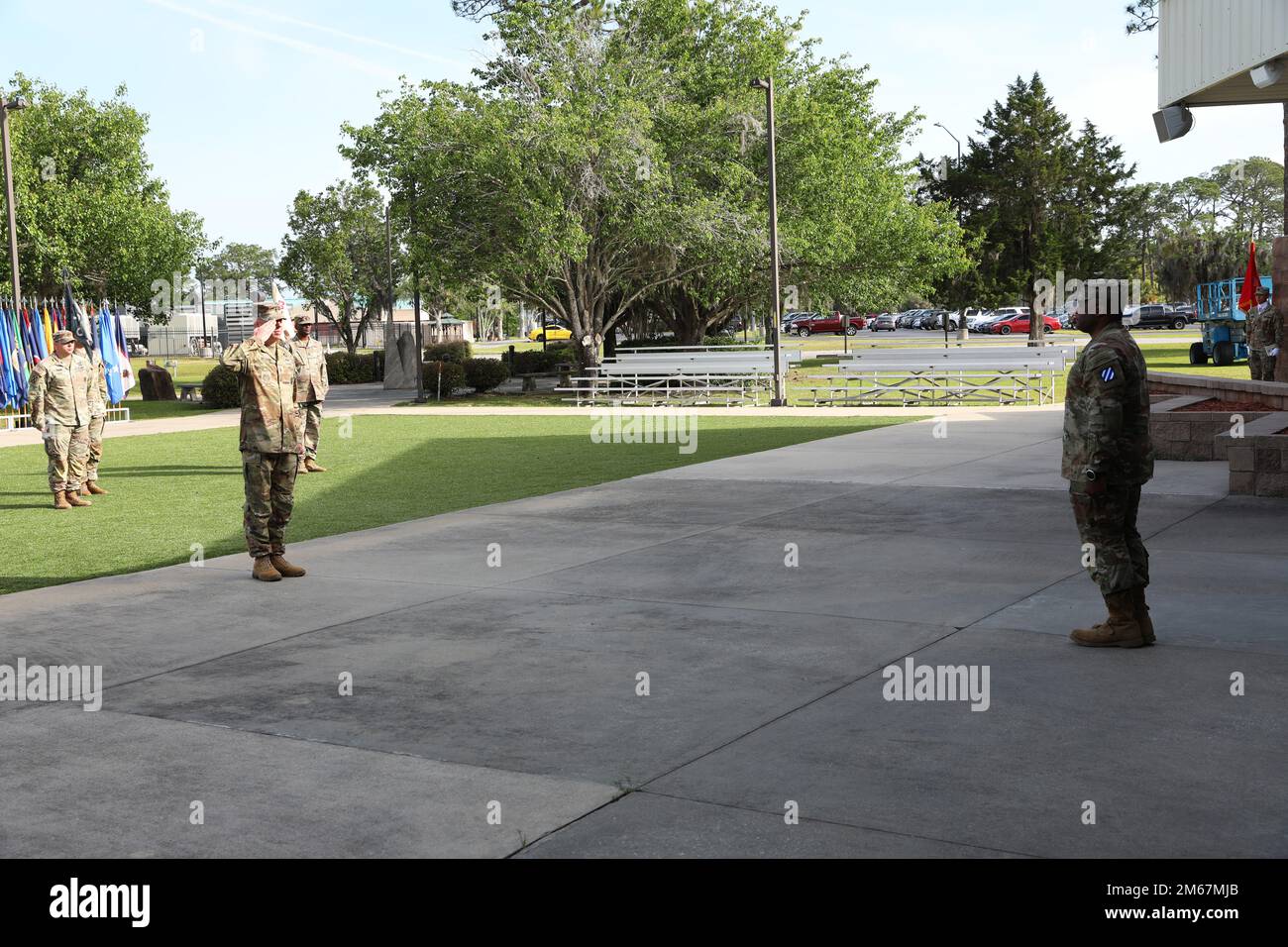 Le sergent de commandement Maj. Ronald Morgan rend son premier hommage ...