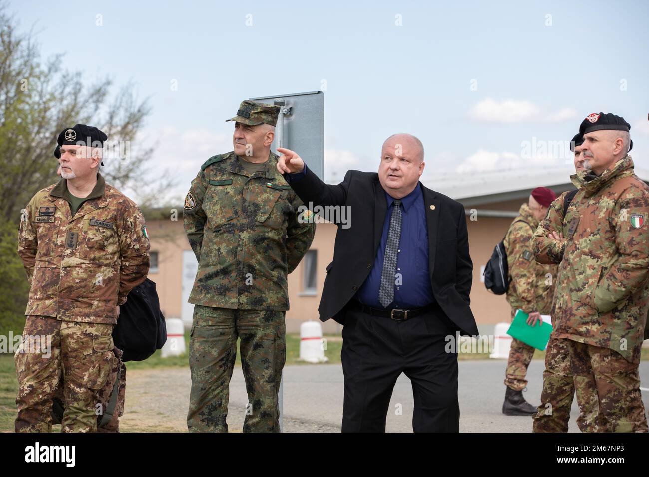 M. James Adamski, directeur adjoint de la garnison, zone d’entraînement ...