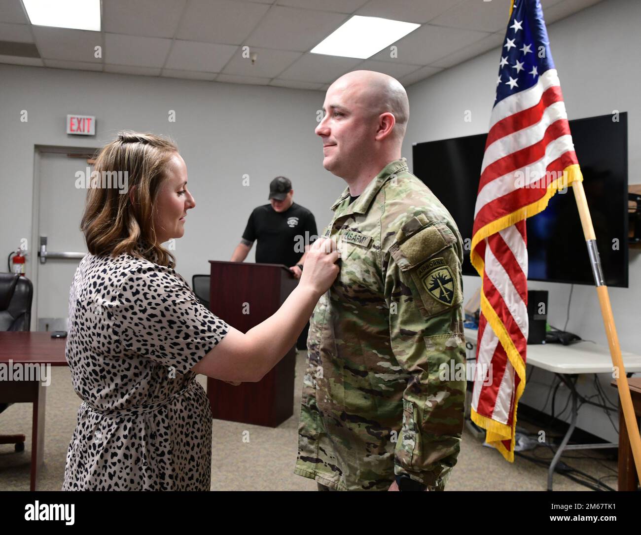 Le soldat Justin DeVaul de la Force d'essai aéroportée (ATF) a célébré ...