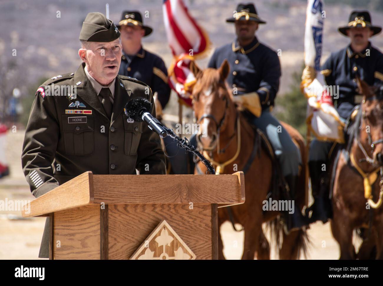 Le général de division David Hodne, commandant général de la 4th ...