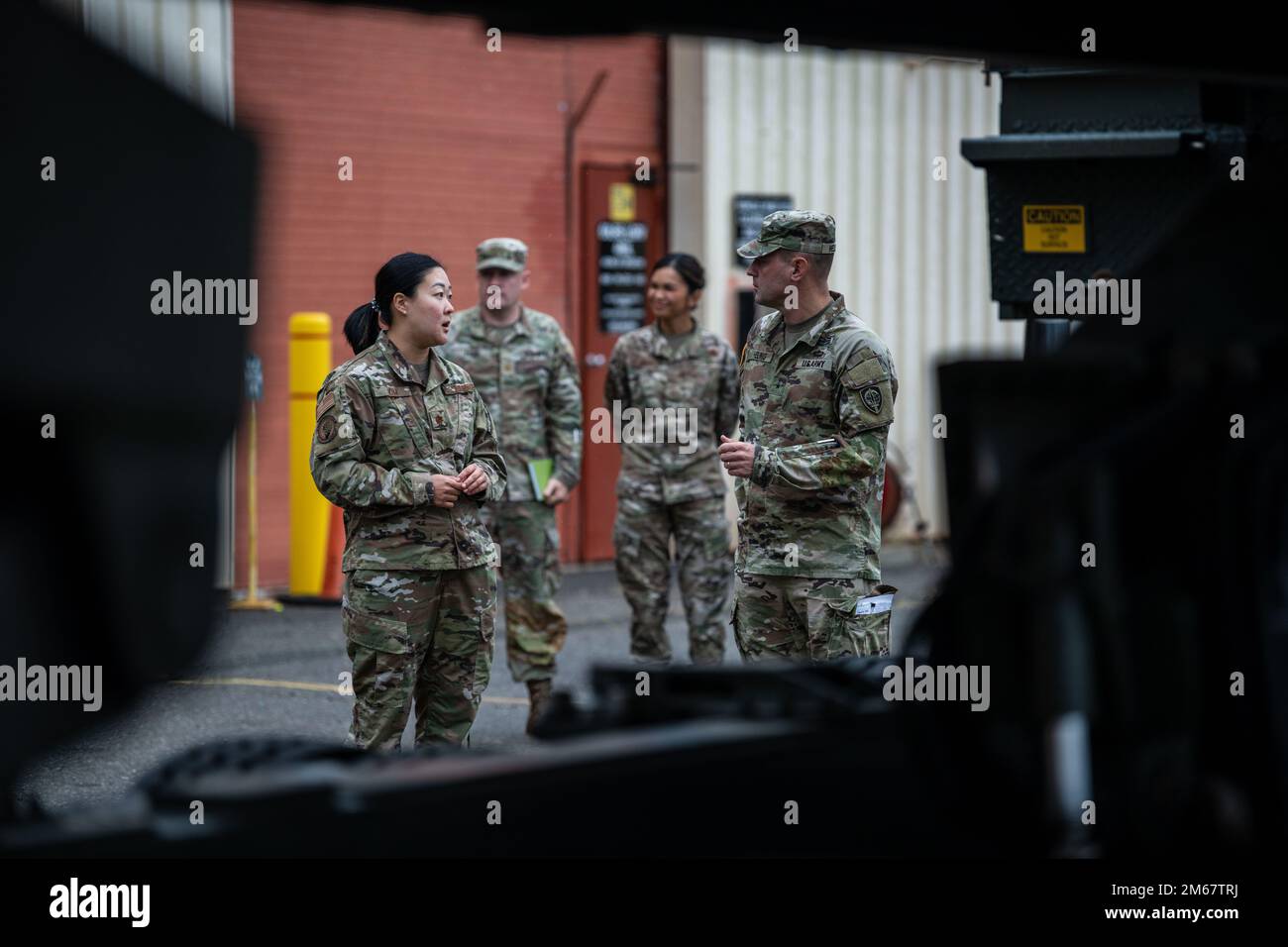 ÉTATS-UNIS Armée Brig. Le général Jared P. Helwig, à droite, directeur ...