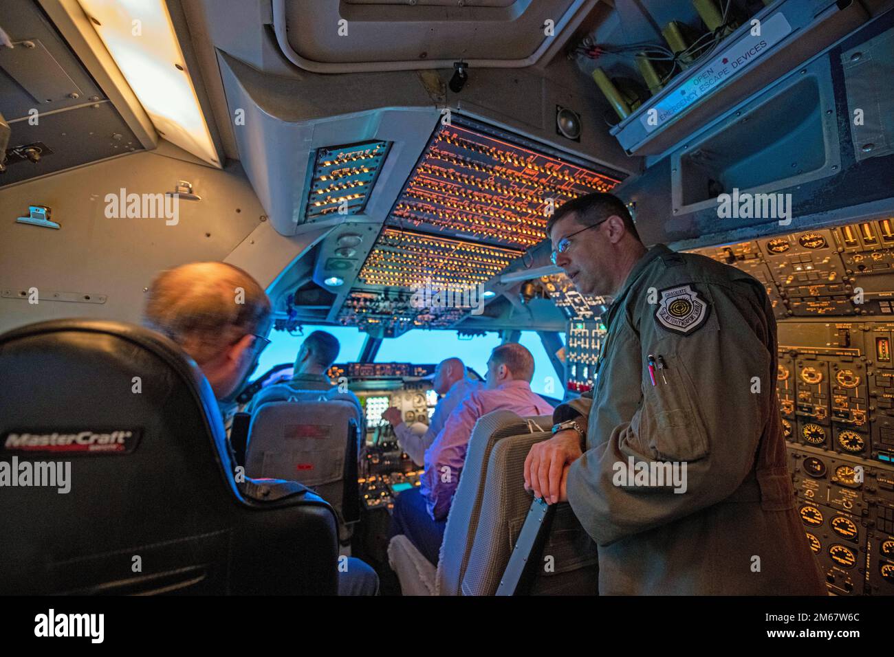 Le général de division Andrew Gebara, à droite, commandant de la Force ...