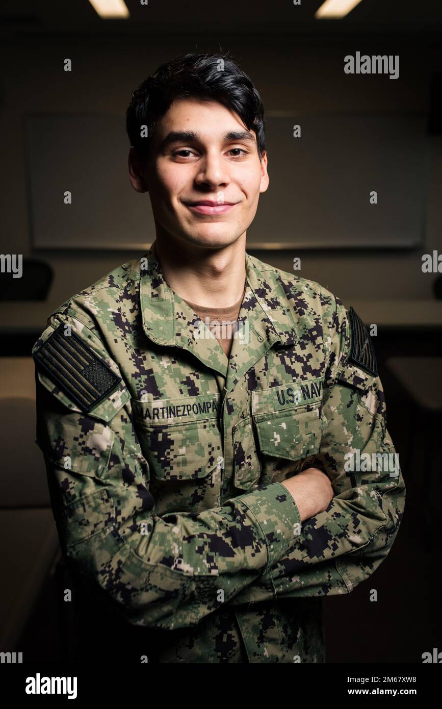 220414-N-TH560-0274 SASEBO, Japon (14 avril 2022) le marin Blake ...