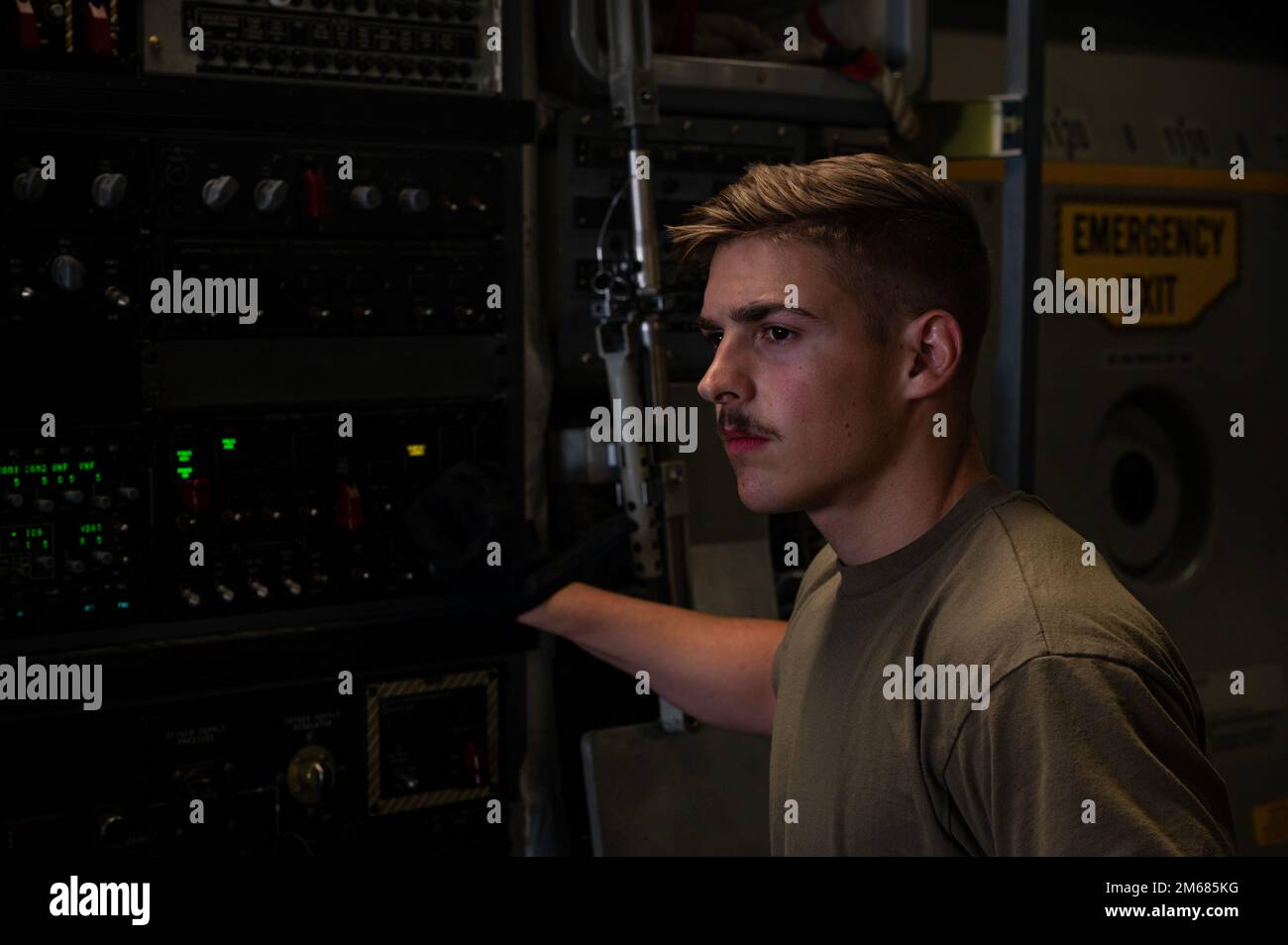 ÉTATS-UNIS Classe 1st de l'Airman de la Force aérienne Ian Olney ...