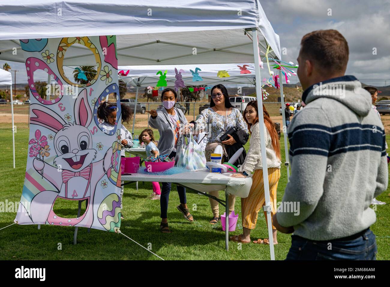 Les familles avec armes et le bataillon d'entraînement sur le terrain ...