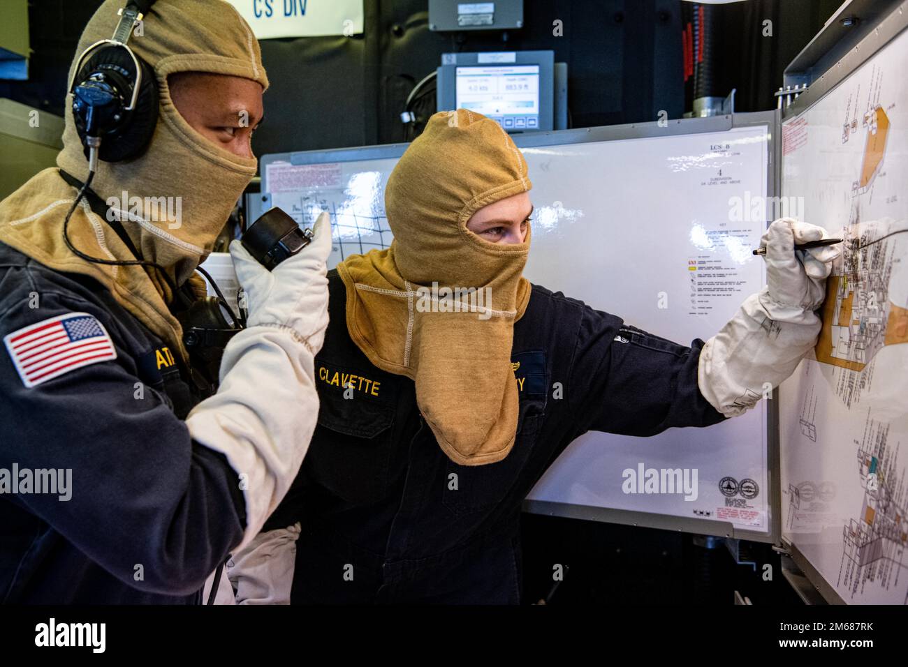 220416-N-NK931-825 OCÉAN PACIFIQUE (16 avril 2022) – le lieutenant Jason Calata, à gauche, et le ...