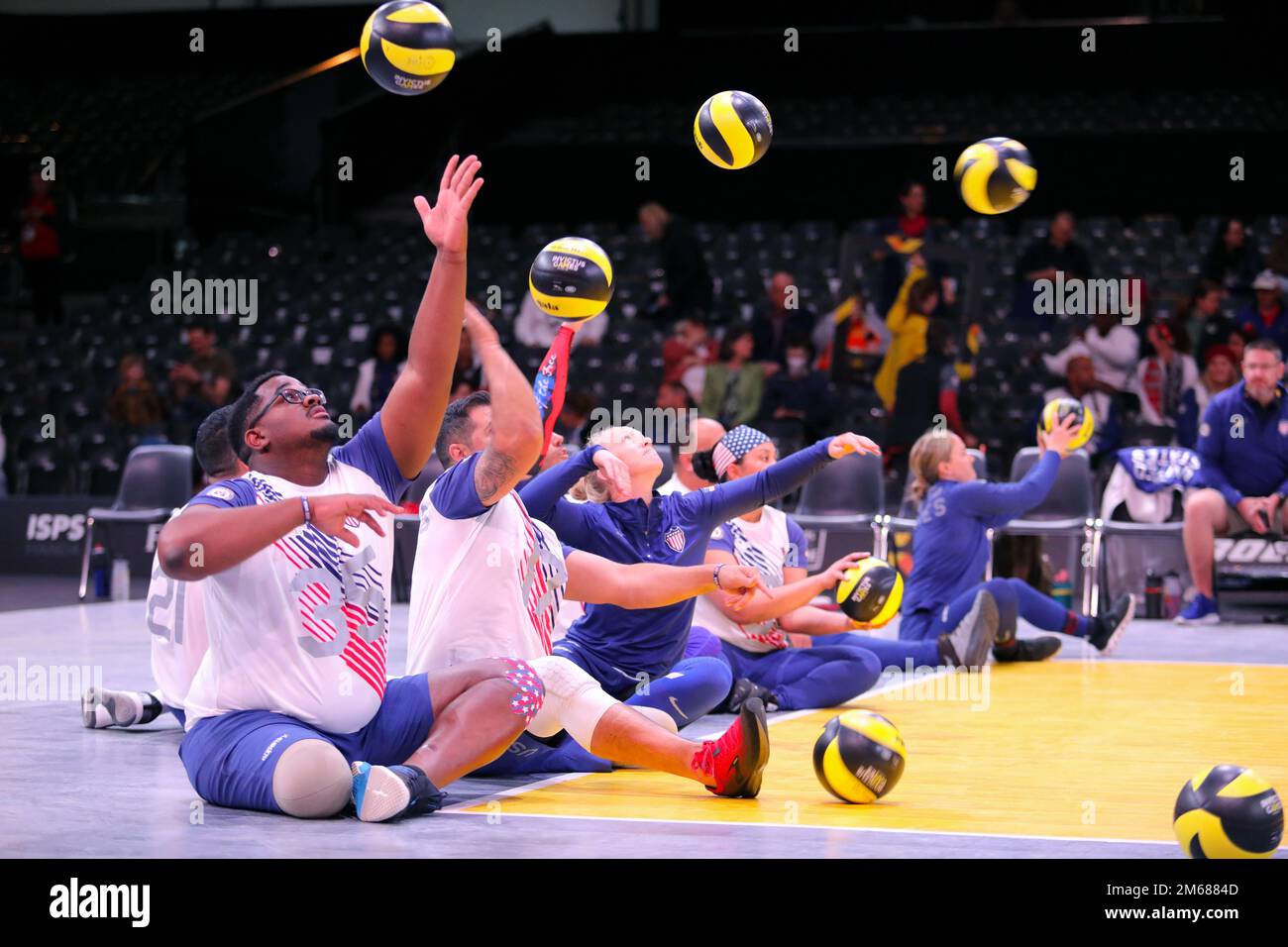 L'équipe américaine se réchauffe avant son premier match de volley-ball ...