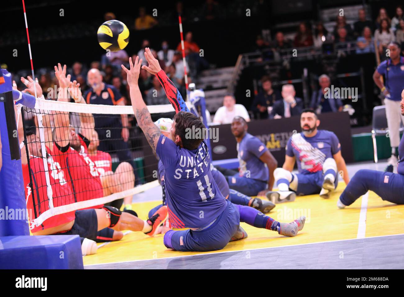 L'équipe américaine participe à un match de volley-ball assis contre l ...