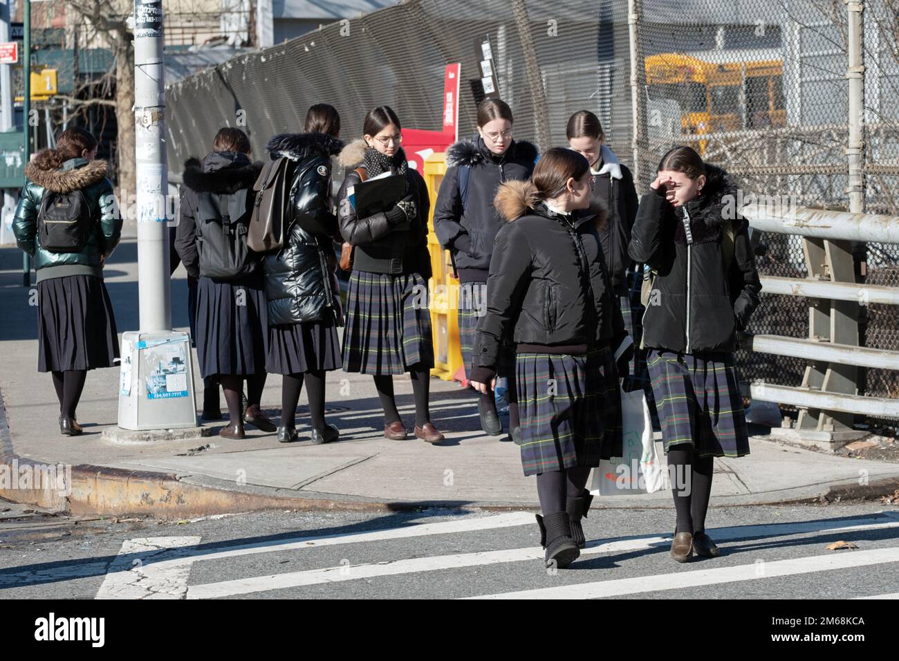 Les filles d'école juives orthodoxes portant leur uniforme retournent à ...